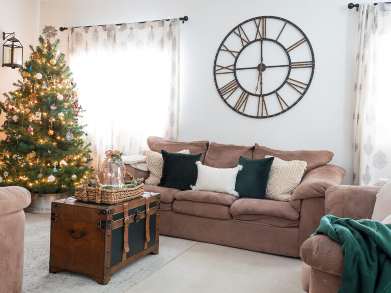The Secrets To Styling A Warm And Homey Christmas Living Room - Midwest ...