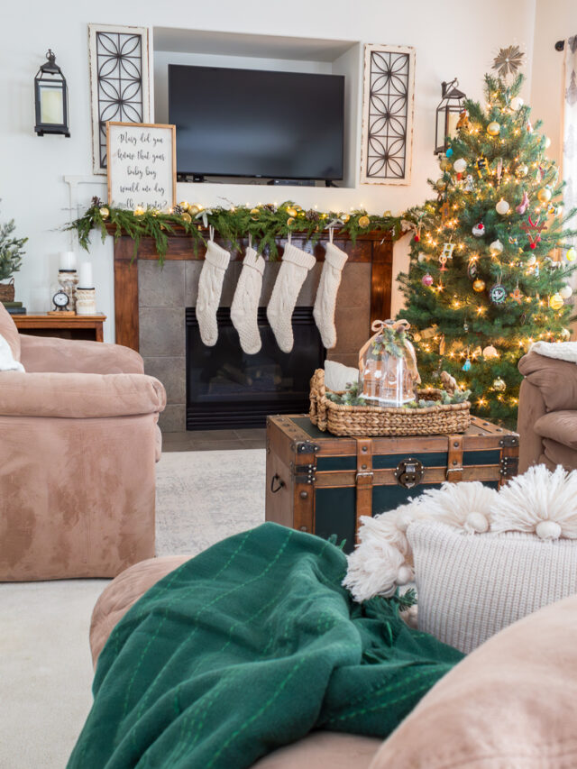 The Secrets To Styling A Warm And Homey Christmas Living Room - Midwest ...